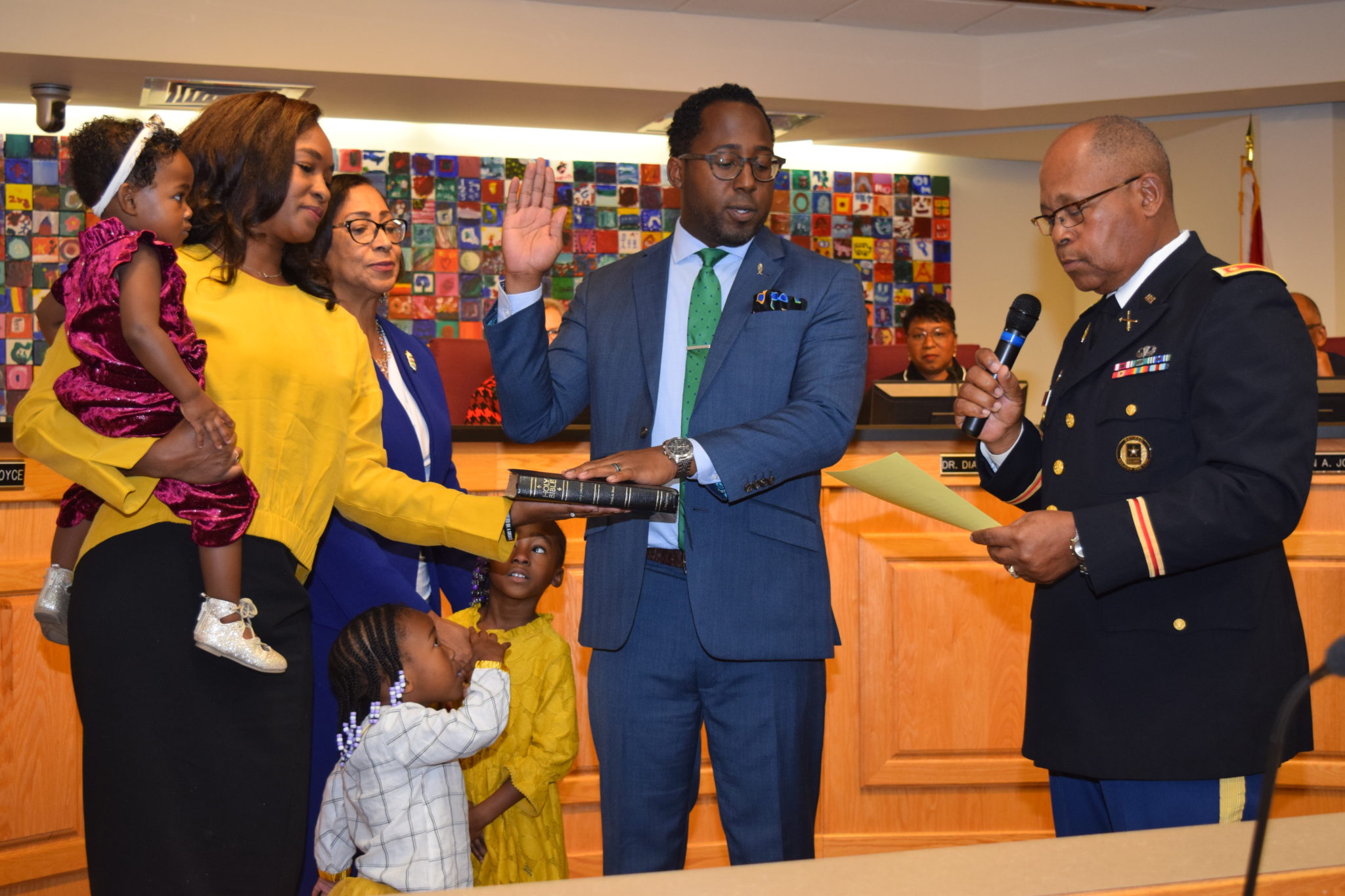 Darryl Willie Sworn in as School Board Member - Free Press of Jacksonville