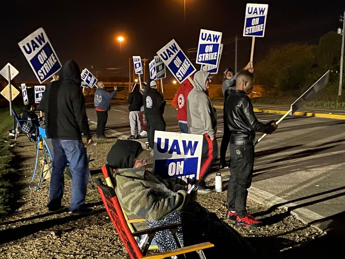 Workers Are on Strike at all 3 Detroit Auto Makers for the First Time ...